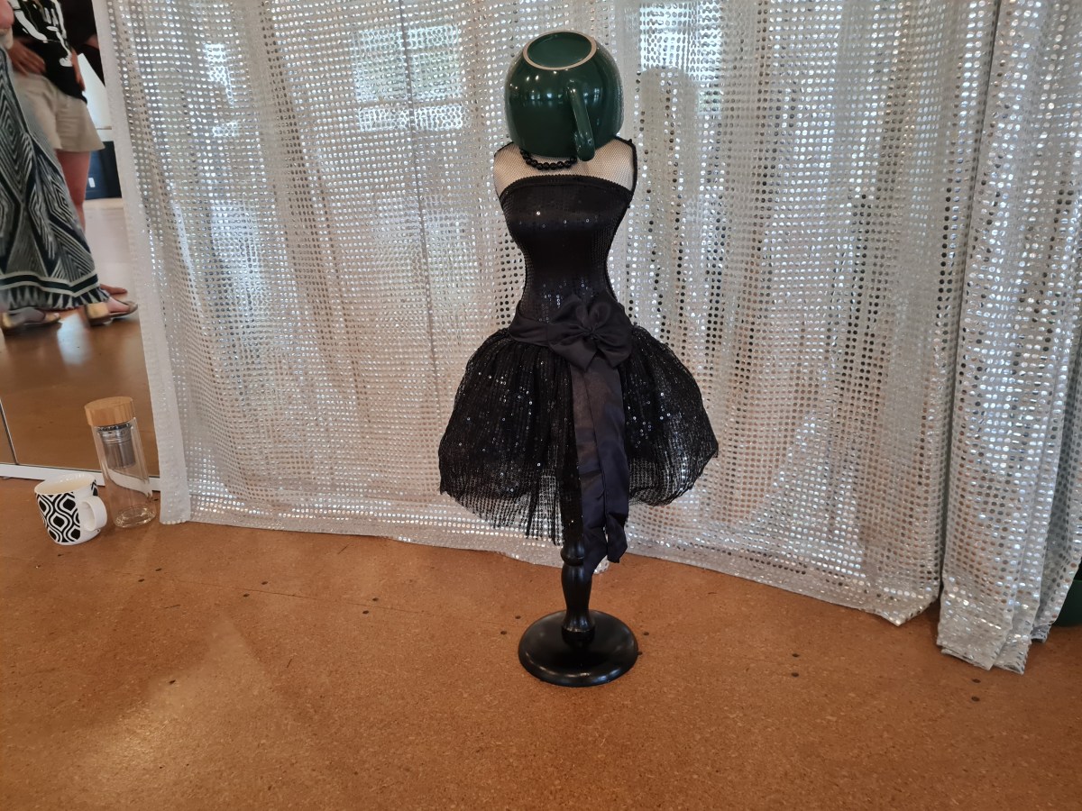 Headless Women and the politics of being seen – Flat City Field Notes